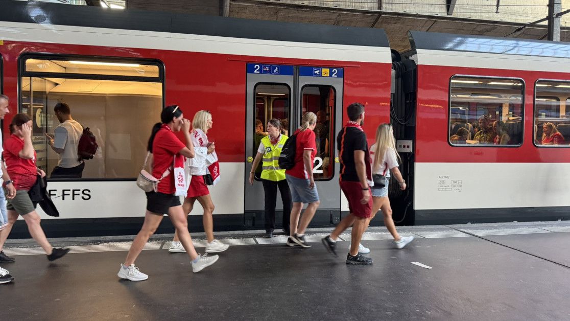 Mitten in der rot-weissen Fussballeuphorie. | Die Zentralbahn.